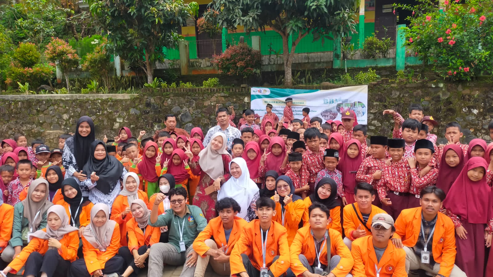 BEM dan Dosen Sekolah Tinggi Analis Kimia Cilegon Mengadakan PkM di ...